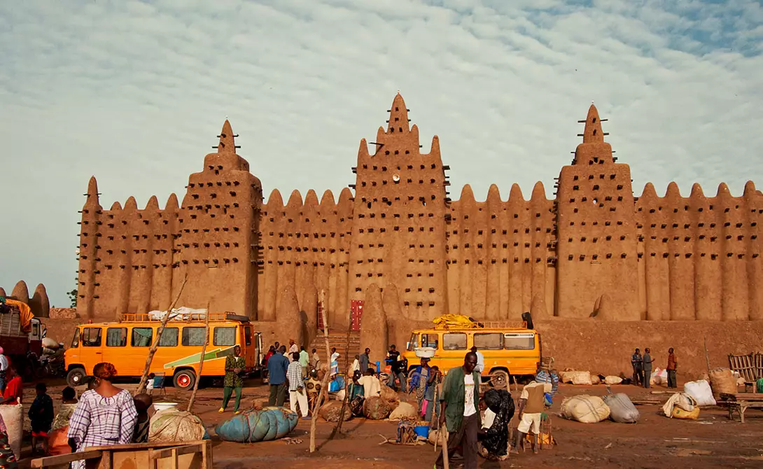 Jenne Great Mosque Mali Jenne Great Mosque blev bygget tilbage i 1907 og er fortsat den storslåede struktur, der nogensinde er bygget med kun desværre snavs. Arbejdere samlede alle de rå mursten af ​​dens vægge fra jord, sand og ler. I 1988 blev moskeen erklæret et UNESCO World Heritage Site. Moskéens minareter er dekoreret med traditionelle ornamenter til disse steder. Men Nordafrikas natur er ikke særlig gunstig for bygninger lavet af mudder - selv for de mest hellige. Derfor, efter hver regntid, kommer indbyggerne i byen sammen og gendanner de utætte og revnede vægge.