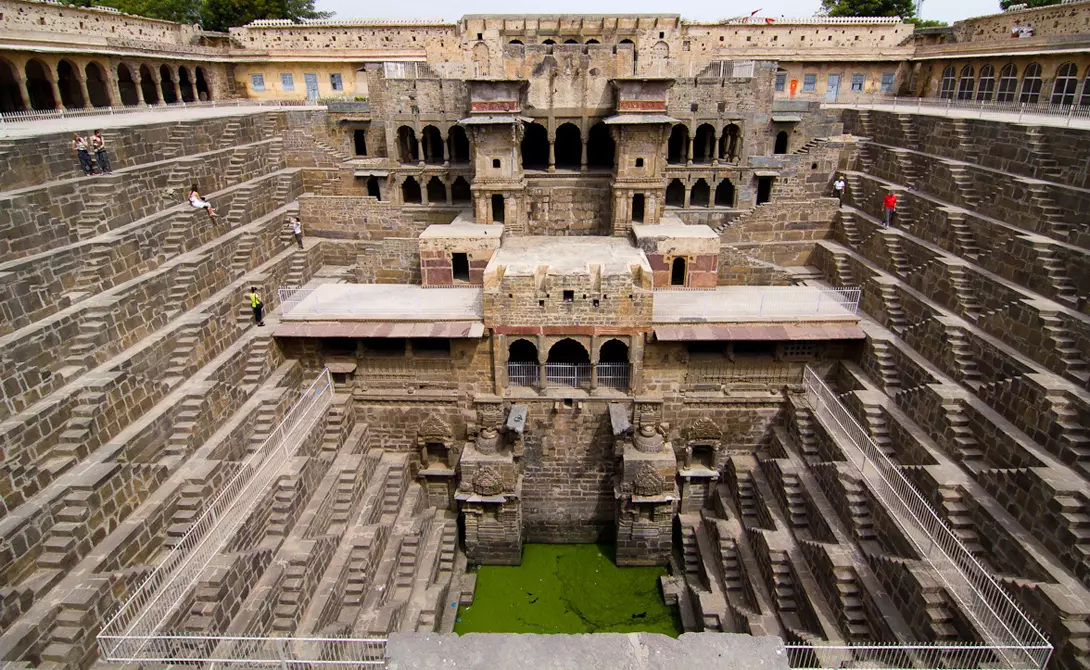 Chand Baori India Salah sahiji tempat wisata anu paling diremehkeun di India, Rajasthan, Chand Baori mangrupikeun sumur anu saé pisan, sareng 3.500 léngkah turun ka handap. Cai didieu, tangtosna bahaya pisan, tapi jamaah nuturkeun didieu ngan saukur sujud ka patung-patung rahasia Ganesha sareng Durga.