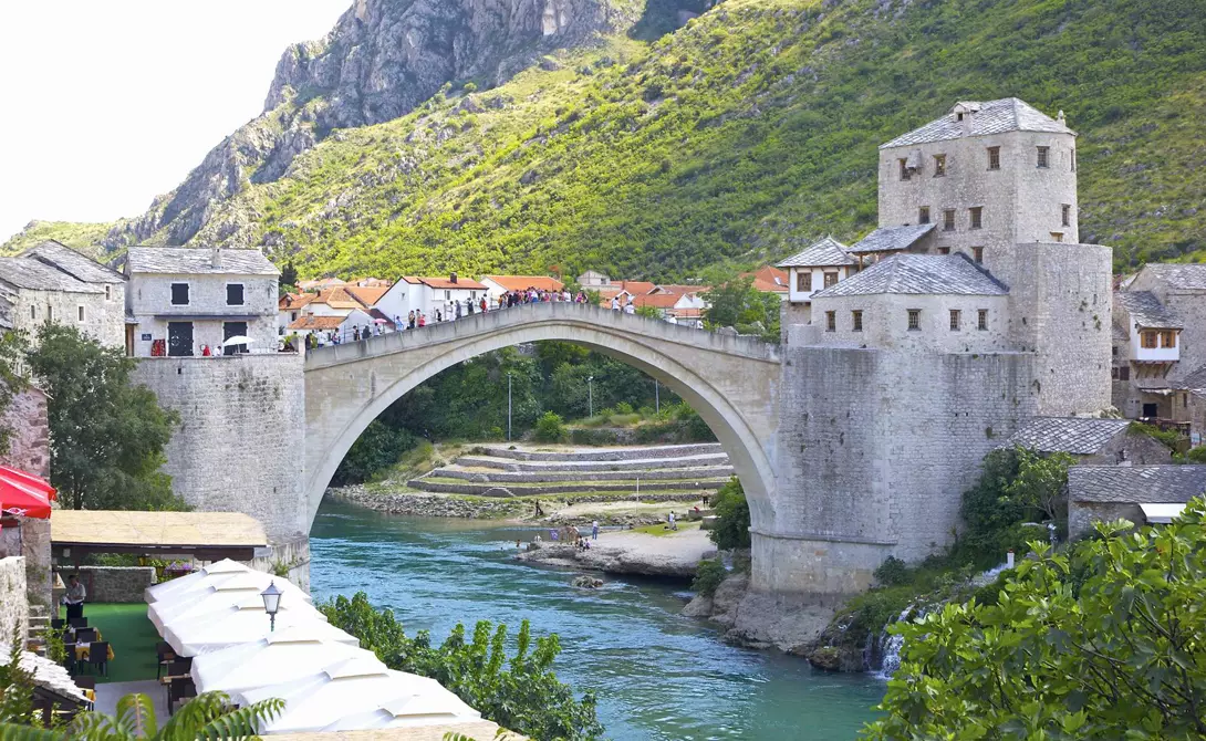 Oude Brug Bosnië en Herzegovina Deze voetgangersbrug over de Neretva is een architectonisch symbool van de stad en wordt beschermd door UNESCO. Vanaf hier duiken lokale dappere mannen ter vermaak van toeristen in de weerbarstige wateren van de rivier - gezien de hoogte van dertig meter wordt deze activiteit als zeer gevaarlijk beschouwd. De gemeente van de stad heeft echter niets op tegen: de aloude traditie gaat terug tot 1667.