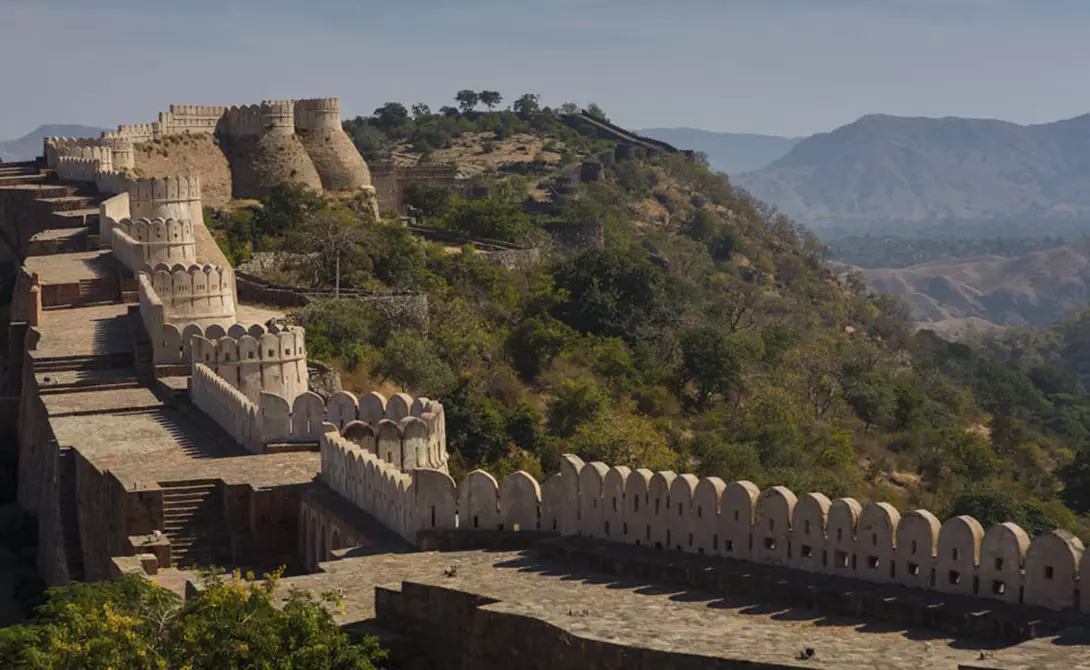 भारताची महान भिंत भारत प्रत्येकाने, अर्थातच, चीनच्या महान भिंतीच्या अस्तित्वाबद्दल ऐकले असेल, परंतु भारतालाही स्वतःची भिंत आहे, ती छत्तीस किलोमीटरपर्यंत पसरलेली आहे हे थोड्या लोकांना माहित आहे. त्याची रुंदी चार मीटरपर्यंत पोहोचते. स्थानिक शासक राणा कुंभाने 1443 मध्ये टेकडीवर उंच असलेल्या किल्ल्याच्या संरक्षणासाठी ही भिंत बांधली. 19 व्या शतकात भिंत वाढवण्यात आली होती आणि आता 360 मंदिरे त्याच्या आरामदायक सावलीत संरक्षित आहेत.