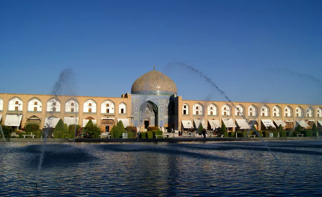 Sheikh Lutfulla Mosque Iran Ang Sheikh Lutfulla Mosque gitukod sa sobra sa napulo ug pito ka tuig: dili maihap nga mga ulipon ang namatay dinhi. Hangtod karon, ang mosque giisip nga usa ka labing bantog nga monumento sa arkitektura sa Persia ug protektado sa UNESCO.