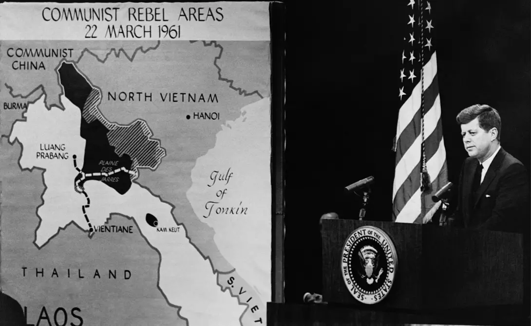 Başkan Kennedy, 1961 Vietnam işgalinin bir haritasıyla