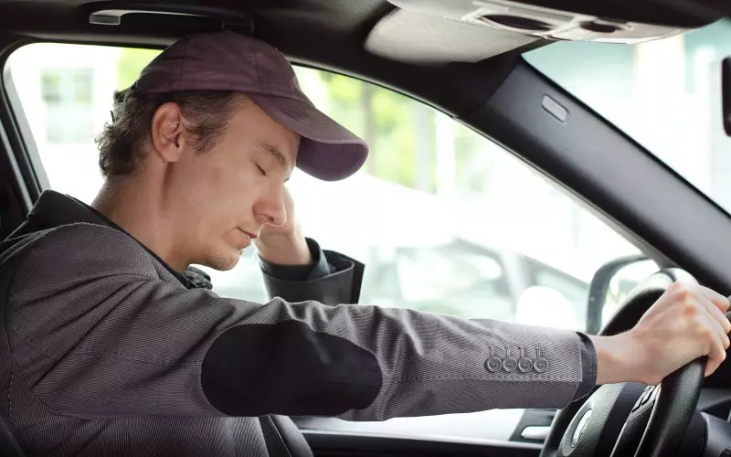 Poważne zmęczenie Ile strasznych wypadków samochodowych zdarza się na świecie z powodu tego, że osoba za kierownicą zasnęła niepostrzeżenie sama. Albo pełne osiem godzin snu przed podróżą, albo krótkie przerwy w podróży pomogą przezwyciężyć zmęczenie. Nawet po 15-20 minutowej drzemce na tylnym siedzeniu będziesz mógł kontynuować podróż, nie ryzykując rozbicia pojazdu w tort z powodu własnej senności.