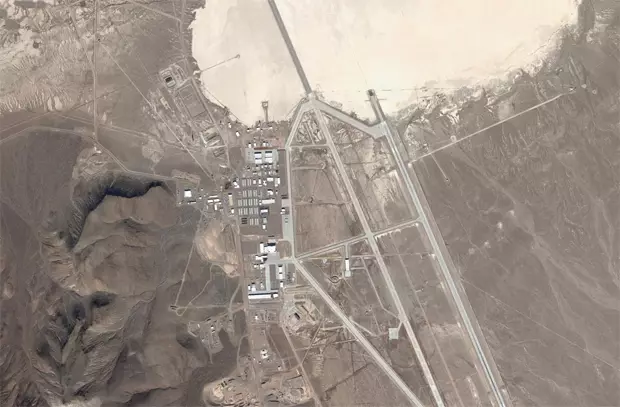 Die Basis existiert wirklich 2013 wurde zu einem Meilenstein für alle Verschwörer der Welt. Die Regierung der Vereinigten Staaten von Amerika hat die Existenz der sogenannten „Area 51“ offiziell anerkannt. Es stimmt, offizielle Quellen haben keine schockierenden Bilder von Außerirdischen, Yeti und anderen höllischen Kreaturen geliefert. Es wurde gesagt, dass sie dort nur einige neue Waffen testen. Natürlich glaubte niemand der Regierung.