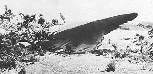 Vorfall in Roswell Im Juli 1947 erwachte die gesamte Bevölkerung der Kleinstadt Roswell berühmt. Unweit der Siedlung stürzte ein mysteriöses Flugobjekt ein, das sofort von den Sicherheitsdiensten des Landes beschlagnahmt wurde. In den nächsten dreißig Jahren erinnerte sich niemand an den Vorfall - die CIA arbeitete so schnell. Dann, im Jahr 1978, erblickte ein Interview mit einem der direkten Teilnehmer der Operation, Major Jesse Marcel, das Licht. Er erklärte ausdrücklich, dass seine Gruppe für den Transport und die Sicherheit sowohl des abgestürzten UFOs als auch seines außerirdischen Piloten verantwortlich sei. Die Geschichte von Marseille wird von Ufologen immer noch als direkter Beweis für die Existenz außerirdischer Lebensformen angesehen - trotz aller Zusicherungen des FBI, dass der häufigste meteorologische Ballon die Ursache für den Vorfall in Roswell war.