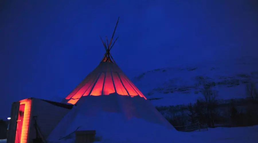 Lyngen लज नर्वे एक आरामदायक होटल आर्कटिक सर्कल मा स्थित, fjords बीच र सभ्यता बाट टाढा। प्रकाश प्रदूषण को पूर्ण अनुपस्थिति यो ठाउँ संसार मा सबै भन्दा राम्रो छ जो आफ्नो आँखा संग बादल अरोरा Borealis देख्ने सपना को लागी बनाउँछ।