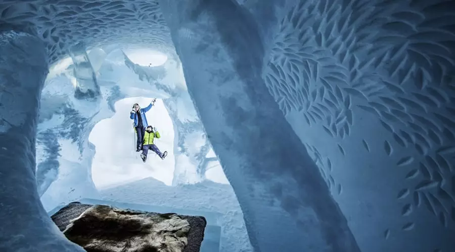 Icehotel Swedia Icehotel yang terkenal dibangun kembali setiap tahun. Sebuah tim seniman profesional menciptakan 150 kamar, sebuah bar es dan bahkan sebuah gereja. Icehotel terletak 400 kilometer dari Lingkaran Arktik, jadi Anda dijamin akan mendapatkan pertunjukan cahaya untuk Tahun Baru.