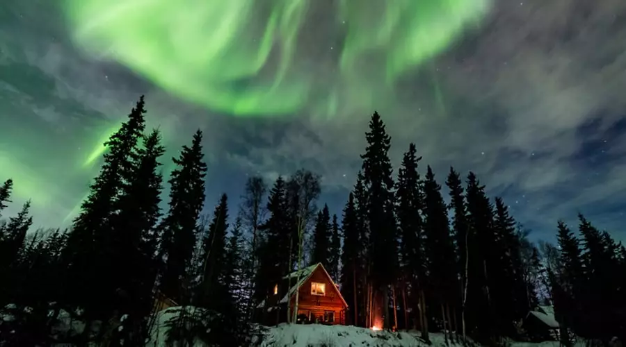 Moose Walk Cabin Alaska Hotel terpencil ini terletak di dekat Fairbanks. Apakah Anda ingin menghabiskan Tahun Baru paling romantis dalam hidup Anda? Maka Anda pasti ada di sini! Satu rumah dirancang hanya untuk pasangan yang sedang jatuh cinta, bermimpi untuk beristirahat dari hiruk pikuk keramaian dalam pemandangan yang diterangi oleh cahaya utara.