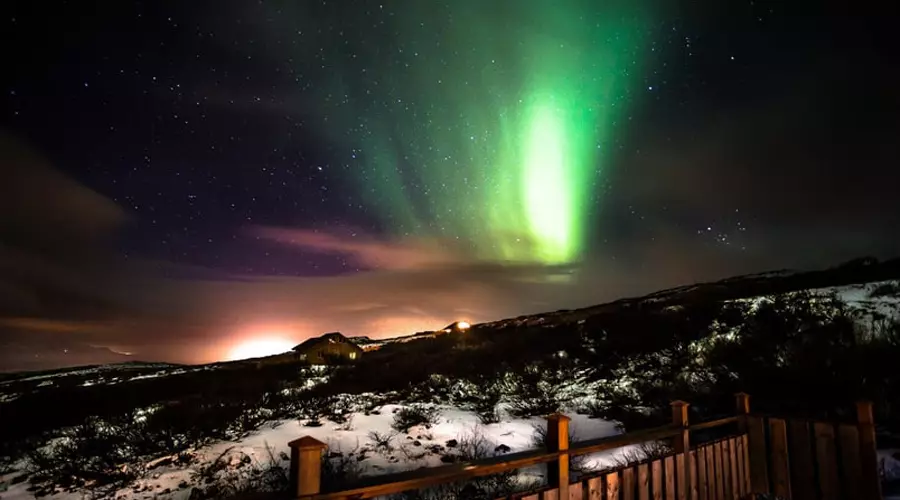 Brekka Islann Sitiye jis 45 minit soti nan Reykjavik, kay sa a twa-chanm se tankou rèv yon hermit a: trankil navige, mòn brooding e pa gen anyen plis.