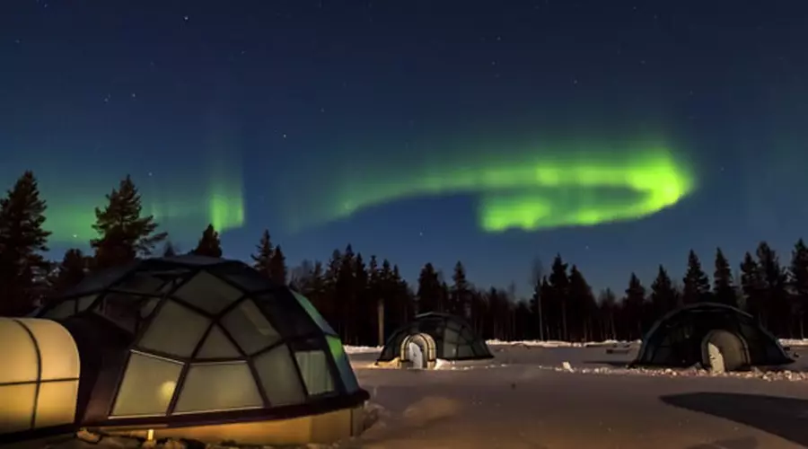 Kakslauttanen Finland Deretan iglo kaca terletak tepat di antara deretan pohon pinus tinggi yang terawat. Pengunjung dapat mengagumi tarian mempesona dari cahaya utara bahkan tanpa turun dari tempat tidur. Chalet yang lebih luas juga disewa di sini, cocok untuk perusahaan yang menyenangkan untuk merayakan Tahun Baru.