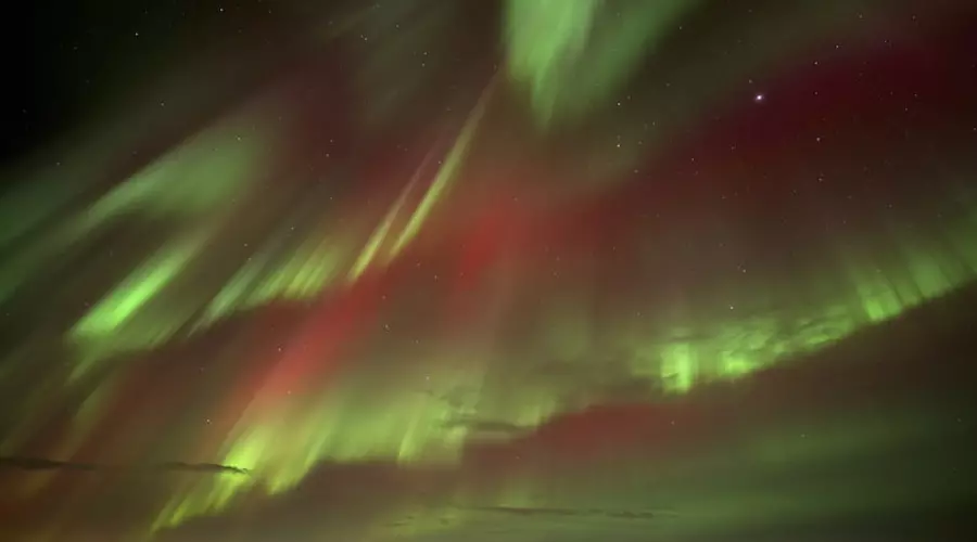 Rangá Islandia Resor bintang empat di Islandia selatan ini mengundang wisatawan untuk menikmati berenang di mata air panas bumi terbuka - mereka mengatakan berenang malam sangat menarik. Selain itu, hotel ini memiliki observatorium kecil dan bar yang sangat baik di mana Anda dapat mengatur titik pengamatan Anda sendiri untuk pertunjukan berbintang.