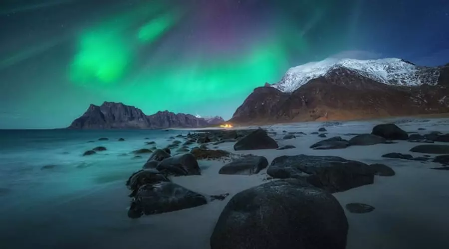 Hattvika Norwegia Tempat yang ideal untuk pesta pribadi dengan teman baik. Sebanyak sebelas orang bisa muat di rumah lima kamar. Tentu, antrian untuk Hattvika gila. Tetapi alam liar Kepulauan Lofoten akan membantu bahkan orang tersibuk untuk menyingkirkan serangan peradaban.