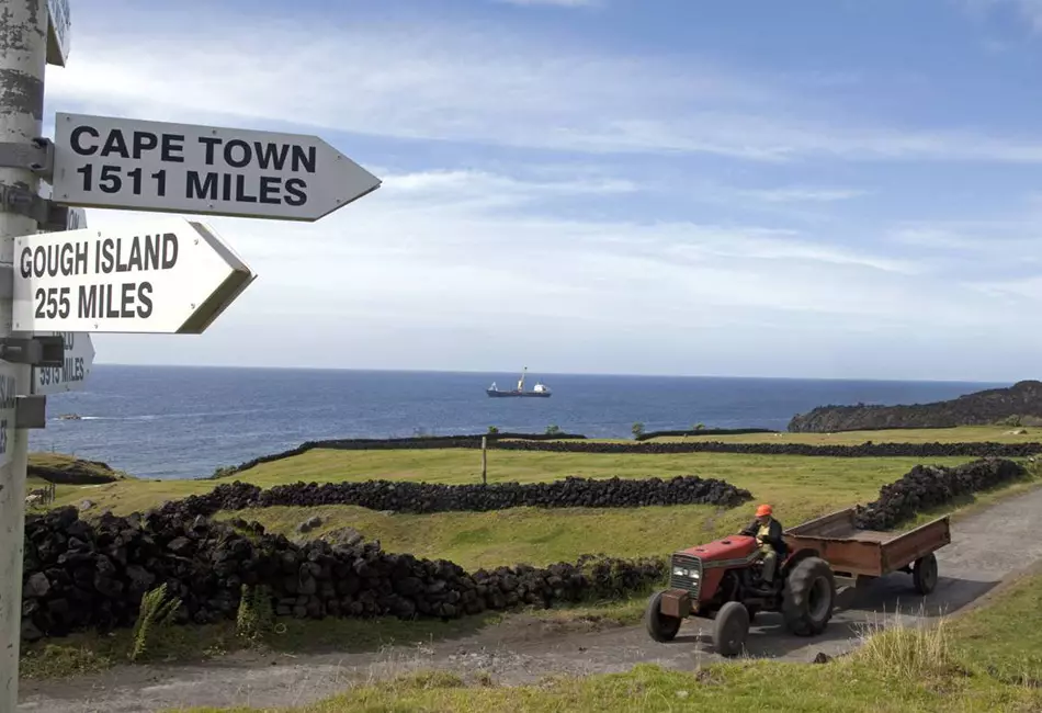 Tristan da Cunha sune tsibiran da aka fi kowa zama a doron ƙasa daga mafi kusa da yankin ƙasa. Makwabtansu mafi kusanci sun kusan kilomita 2,000 - a Afirka ta Kudu, kuma kusan kilomita 3,000 zuwa Kudancin Amurka. Koyaya, bisa ga sabon bayanan, mutane 297 suna zaune a nan, kuma dukkansu zuriyar mutane 15 ne - maza 8 da mata 7 - waɗanda suka isa tsibirin tsakanin 1816 zuwa 1908. Akwai iyalai 8 kawai da kusan iyalai 80 a tsibirin. Tristan da Cunha, saboda warewarsa, yana da nasa yaren Ingilishi. Suna da Majalisar tsibirin nasu na mutane 11. Ruwan ruwa kawai ke iya isa tsibirin - jiragen ruwan kamun kifi daga Afirka ta Kudu suna tsayawa anan sau 8 ko 9 a shekara. A cikin 2000, BBC ta kawo talabijin a tsibirin.