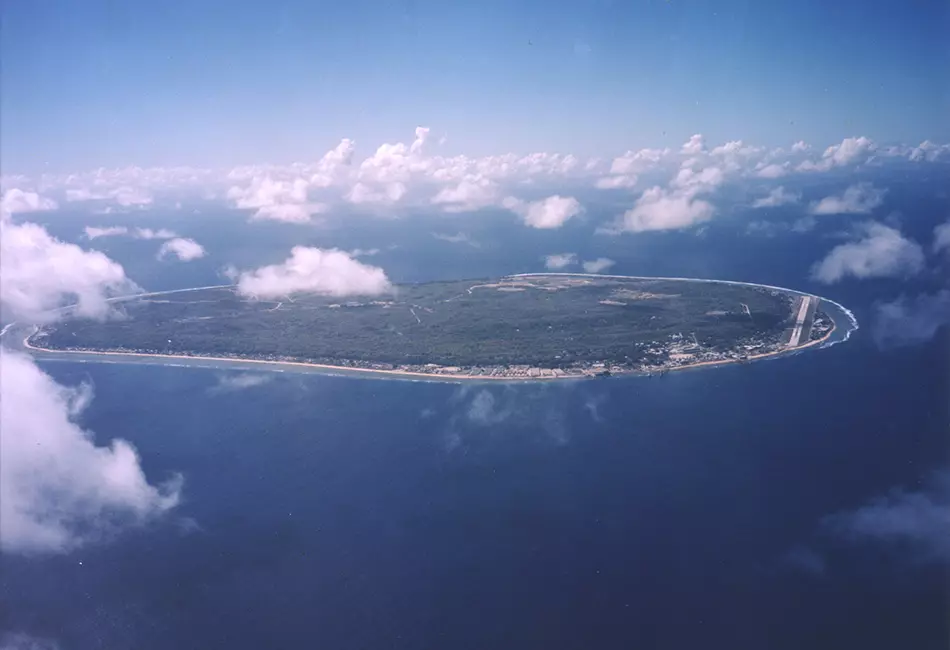 Awọn olugbe ti Orilẹ -ede Nauru jẹ awọn eniyan erekusu ti o kere julọ ni agbaye, pẹlu olugbe ti 10,000. Ti a mọ bi “Erekusu Pleasant”, Nauru tun fẹrẹ ko si ile -iṣẹ irin -ajo. Lati de ibi, o nilo akọkọ lati fo si Brisbane, Australia, ati lẹhinna lẹhinna mu awọn tikẹti fun ọkọ ofurufu si Nauru, eyiti o fo lẹẹkan ni ọsẹ kan.