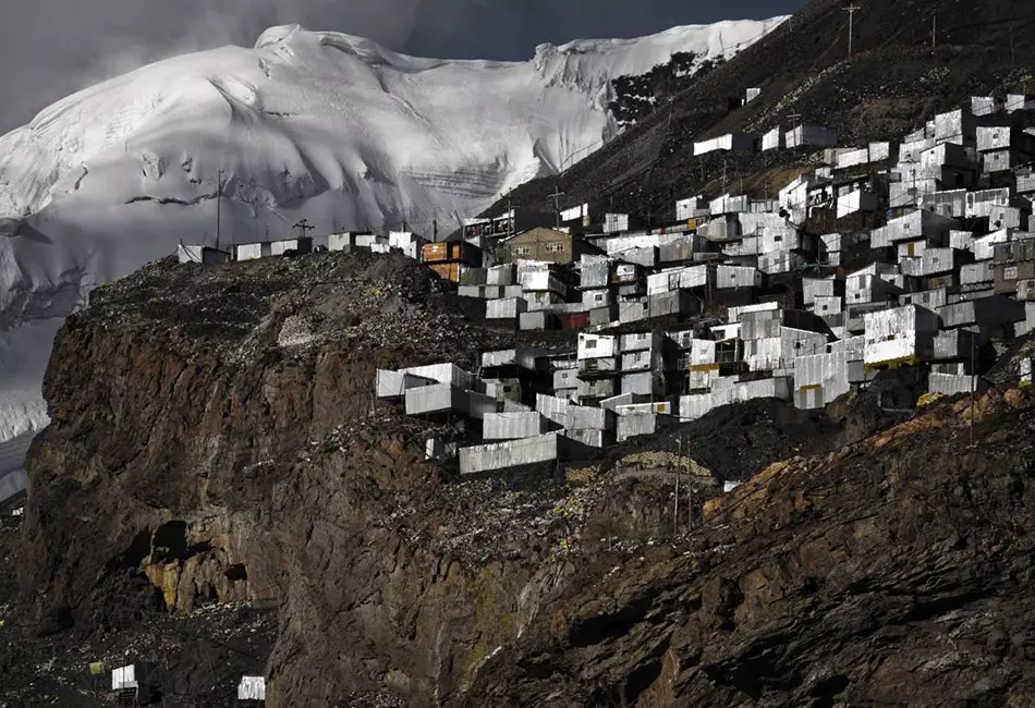 A kan hanyar zuwa La Rinconada, kuna iya ƙarewa da iska - mafi girman mazaunin duniya yana cikin Andes na Peruvian a tsayin sama da mita 5,000. Bugu da ƙari, La Rinconada ba ma a saman dutsen ba, amma a saman kankara mai daskarewa. Kuna iya zuwa wannan mazaunin matan duwatsu kawai ta mota, kuma kusan mutane 30,000 suna zaune anan.