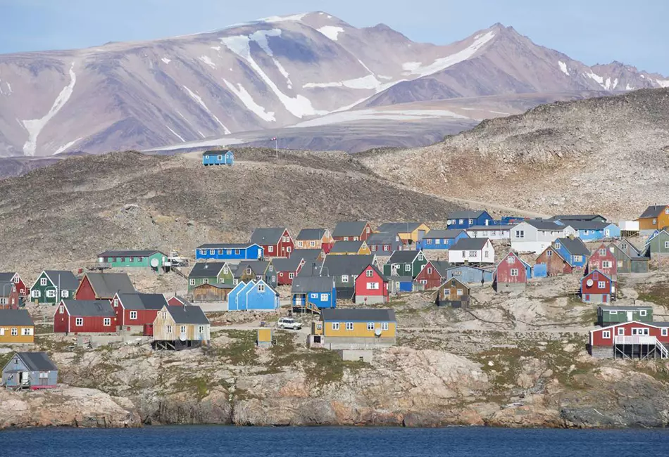 Greenland, pẹlu olugbe 57,000, ti jẹ aaye jijinna pupọ funrararẹ. Ṣugbọn Illokkortoormiut tun jẹ apakan ti o jinna julọ ti rẹ. Ipeja kekere yii ati abule ọdẹ wa ni etikun ila -oorun ti erekusu naa, ni ariwa ariwa Iceland. O fẹrẹ to awọn eniyan 500 ngbe ni Illokkortoormiut, ati pe o le de ibi nipasẹ ọkọ oju omi nikan ni oṣu mẹta ni ọdun nitori awọn yinyin. Papa ọkọ ofurufu naa jẹ to awọn ibuso kilomita 40 ati pe o ṣọwọn lo.