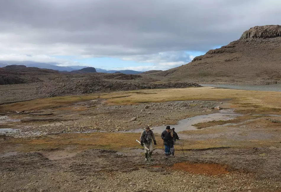 Kerguelen Archipelago ni a tun pe ni “awọn erekuṣu ti a fi silẹ”. O wa ni guusu ti Okun India ati ọna kan ṣoṣo lati de ibẹ ni nipa lilo awọn ọjọ 6 lori ọkọ oju omi lati Erekusu Reunion nitosi Madagascar. Awọn onimọ -jinlẹ ati awọn onimọ -ẹrọ wa si erekuṣu ati gbe nibi fun odidi ọdun kan nitori isunmọ rẹ si Antarctica.