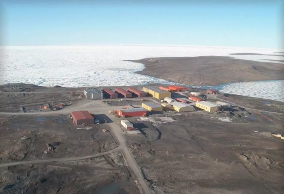 Alert, yon ti bouk aleka nan pwovens Kanadyen Nunavut, se jis 750 kilomèt nan sid Pòl Nò a. Se sèlman 5 moun ki rete isit la pandan tout ane a, pwobableman akòz tanperati ki ba anpil. Nan ete, solèy la klere isit la 24 èdtan nan yon jounen, ak nan sezon fredi, sou kontrè a, li se fè nwa tout tan tout tan an. Kwen ki pi pre a nan sivilizasyon se yon vilaj lapèch apeprè 1,800 kilomèt lwen. Gen yon ayewopò nan Alèt, ki se itilize pa militè a, men akòz klima a ultra-frèt, sa a se bagay ki ra anpil.