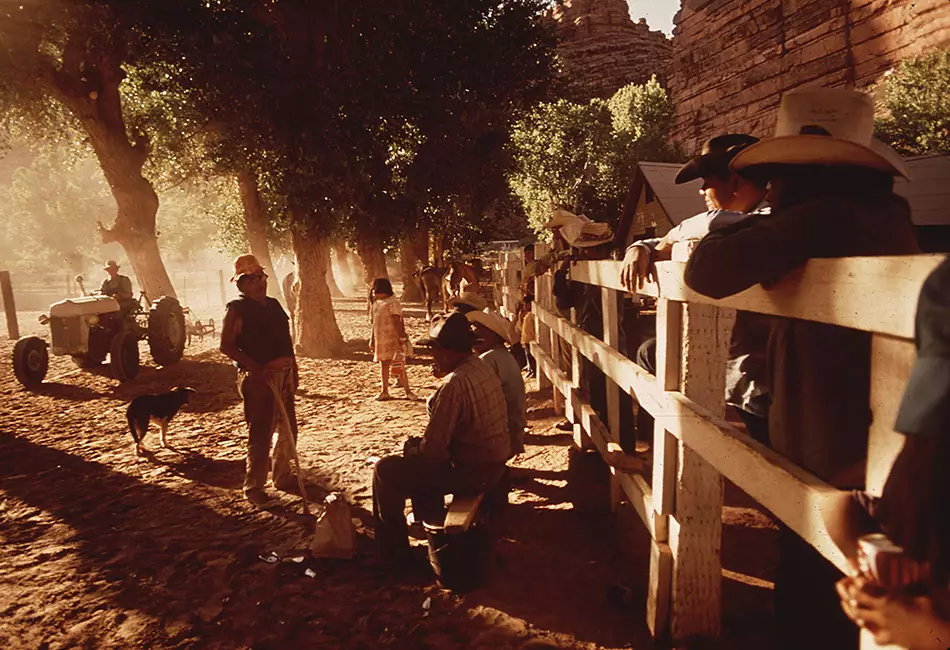 Abin mamaki, daya daga cikin wurare mafi nisa da ake zaune shine a Amurka. Supai, Arizona tana da mutane 500 kawai. Bambancin garin shine cewa yana a kasan Grand Canyon. Yana da wahalar zuwa nan da alfadarai ke isar da wasiku. Supai yana da sauƙin rasawa - a lokacin ƙidayar 2000, an manta da garin kawai.