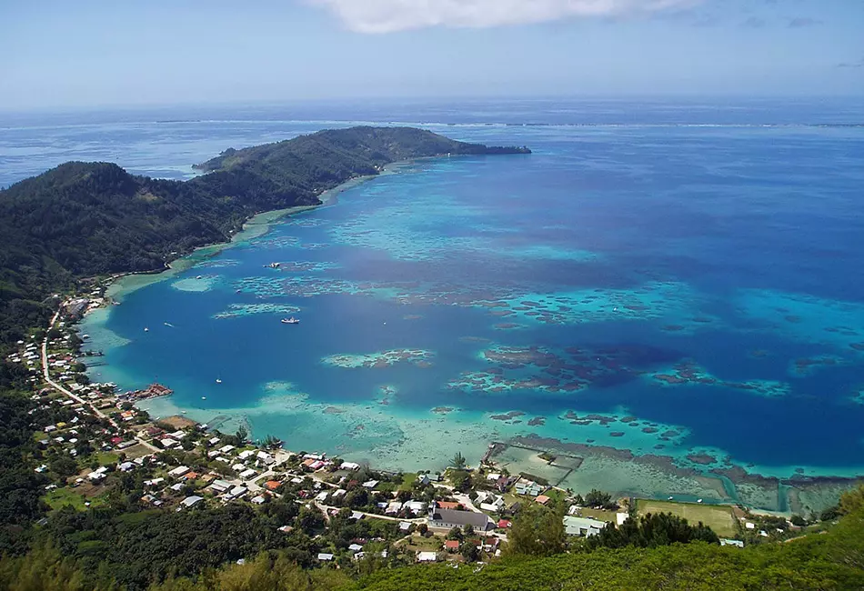 Tsibirin tsibirin Pitcairn ya kunshi gungun kananan tsibirai, yana cikin tsakiyar Kudancin Pacific. Tsibiran makwabta mafi kusa suna da nisan kilomita dari. Kimanin mutane 50 ke zaune a nan, kuma galibinsu suna saukowa daga ma'aikatan jirgin mai martaba "Bounty", wanda ya ƙare tarihinsa mai albarka a Pitcairn.