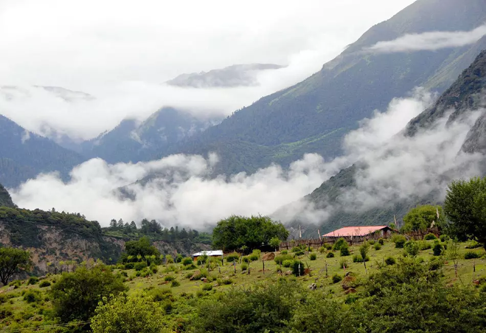 Agbegbe Medog ni agbegbe adase Tibet ti China jẹ kekere ati latọna jijin pe ko si opopona paapaa ti o yori si. O ni lati de ọdọ rẹ nipasẹ awọn Himalayas, ati pe o ni lati wọle pẹlu iranlọwọ ti afara idadoro ni giga ti o ju awọn mita 200 lọ. Bibẹẹkọ, irin -ajo naa tọsi rẹ. Medog ni a mọ fun ẹwa ti ko bajẹ ti iseda rẹ. Awọn miliọnu ni a ti lo lati kọ ọna nihin, ṣugbọn gbogbo awọn igbiyanju jẹ asan nitori avalanches, ilẹ ati awọn ajalu ajalu miiran. Ọkan ninu awọn opopona ti a ṣe nikan ṣiṣẹ fun ọjọ diẹ titi ti o fi wẹ sinu igbo.