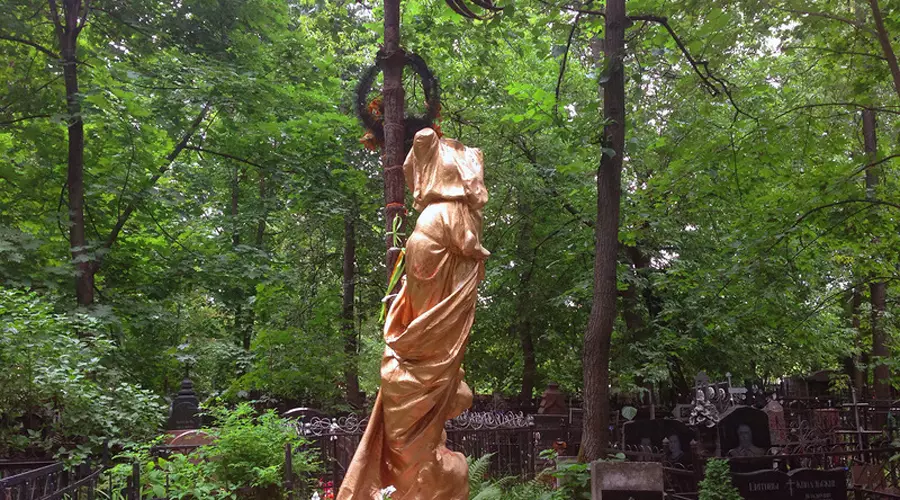 Memoria della Regina Ma ci sono altre versioni. Alcuni storici credono che Sonya sia fuggita dalla servitù penale e abbia vissuto la sua vita come una pacifica donna borghese nella Mosca rivoluzionaria. Nel cimitero di Vagankovskoye, dove, secondo la leggenda, è sepolto il grande truffatore, c'è un monumento notevole. È stato costruito con i soldi dei boss del crimine di tutto il mondo e fino ad oggi qui arrivano file di persone cupe che vogliono rendere omaggio alla memoria della regina del mondo dei ladri.