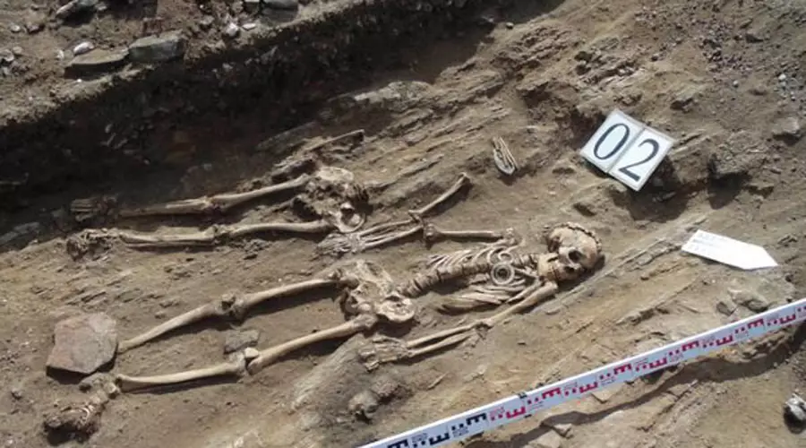 URomeo noJuliet Kwelinye lamangcwaba agrunjiweyo, omhla wama-5000 BC. abembi bezinto zakudala bafumanise amathambo amabini ebambene ngezandla. Uhlalutyo lubonise ukuba indoda nomfazi bevela kwiinkcubeko ezahlukeneyo - ababhali-mbali namhlanje bababiza ngokuba zi prototypes zika Romeo noJuliet kaShakespeare.