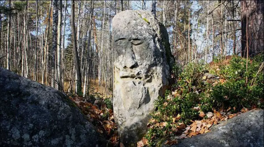 Idole d'Ust-Taseevsky Une étude détaillée a aidé les archéologues à établir que la célèbre idole d'Ust-Taseevsky était autrefois complètement différente. Il y a 2 400 ans, cette statue a été réalisée par les Caucasiens qui habitaient la région. Et au début du Moyen Âge, l'invasion des Mongols chassa les anciens habitants, l'idole se fit yeux plissés, barbe et moustache « rasées ».