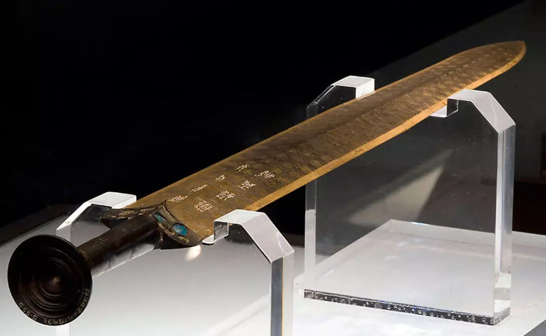 Sword of Goujian 1965, under obduktionen av en av de gamla kinesiska gravarna, hittade arkeologer ett fantastiskt svärd. Hans blad berördes inte av rost, trots den omgivande fuktigheten. En av arkeologerna tappade nästan fingret när han testade skärpan. Radiokolanalys visade att svärdet redan är 2500 år gammalt. Historiker tenderar att betrakta Goujian, en av de legendariska Wangs i Yue -riket, som ägare till bladet.