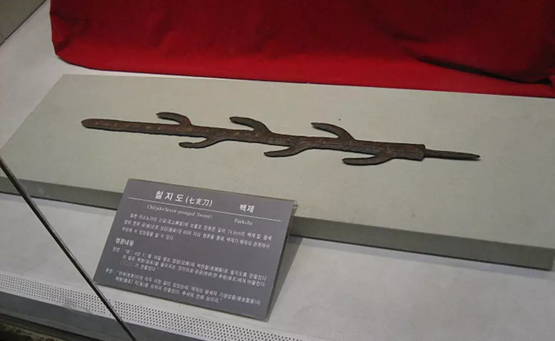 Seven-Toothed Sword Et gëtt ugeholl datt de Seven-Toothed Sword als Kaddo vun Dämonen un déi semi-mythesch Keeserin Jingu presentéiert gouf. Seng Blade huet eng komesch an onpraktesch Form, déi net typesch ass fir japanesch Handwierker.