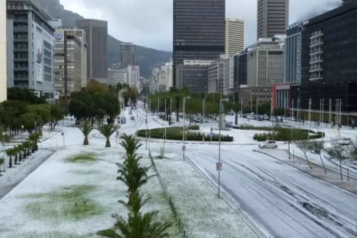 Cape Town Am Juni 2013 gouf en Noutstaat zu Cape Town deklaréiert. De Grond dofir war de Schnéifall. D'Temperatur an der Stad ass ënner Null gefall.