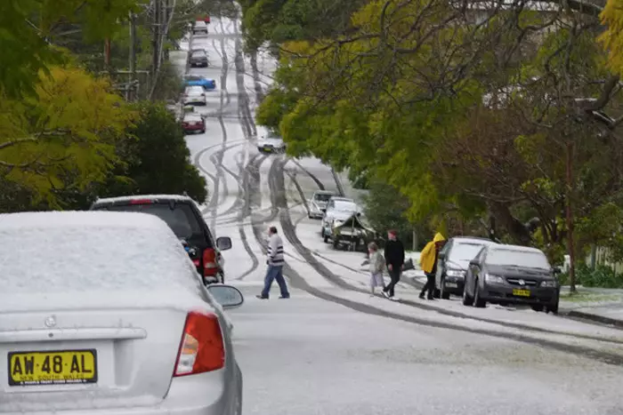 Sydney Thaum Lub Kaum Hli 2014, nrog lub caij nplooj ntoo hlav puv hauv teb chaws Australia, daus poob hauv Sydney. Thawj thawj zaug hauv lawv lub neej, cov neeg Australian tau ua snowmen thiab ntaus pob snowball hauv tsev. Lub sijhawm kawg qhov tsis zoo ib yam li daus tau pom ntawm no 200 xyoo dhau los.