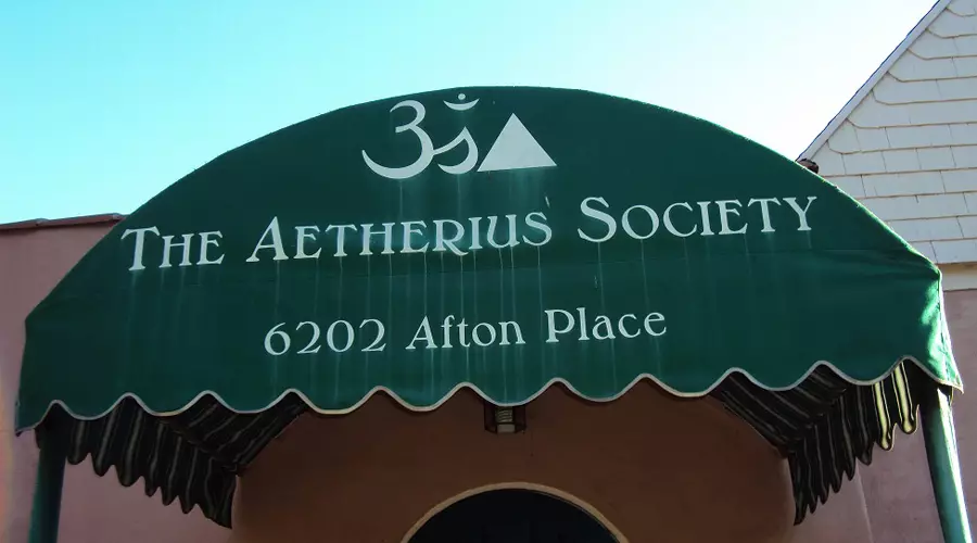 Ang Pamana ni Aetherius Bagaman namatay ang hari noong 1997, ang Aetherius Society ay naninirahan sa mga tanggapan sa 11 mga bansa sa buong mundo at punong tanggapan sa London at Los Angeles. Ang napakaraming mga tagasunod ng mga aral ay naninirahan sa Estados Unidos: sa ilang kadahilanan, madali para sa mga naninirahan sa hinterland ng Amerika na maniwala sa mga UFO. Ang mga tagasunod ng Hari ay nangangaral ng yoga, gamot sa enerhiya at ang tinatawag na pabagu-bagong panalangin. Kahit sino ay maaaring sumali sa lipunan - ngunit seryoso, sino ang maaaring maniwala sa isang malungkot na pagkabaliw?