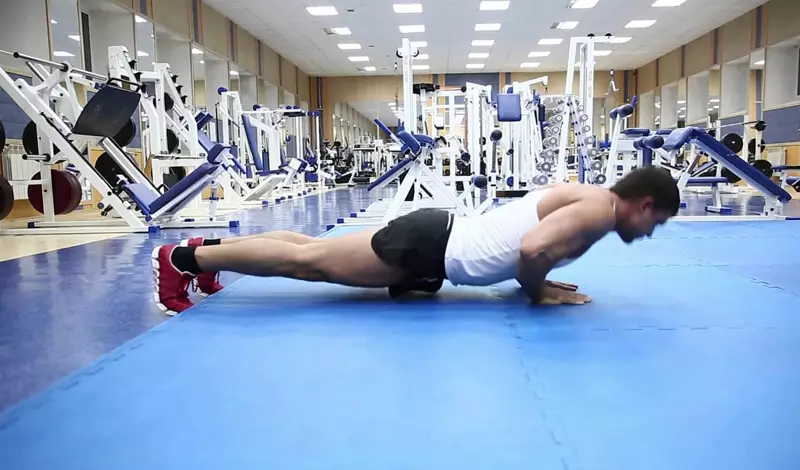 Close-grip push-up Approach: 4 Reps: 10 Unsa ang naugmad: Triceps Dili sama sa klasiko nga push-up, kini nga ehersisyo gitumong nga eksklusibo sa pagpalambo sa trisep, nga nahimulag sa posisyon sa mga bukton. Mao nga, ibutang ang imong mga palad bahin sa gilapdon sa imong hawak, ibilin ang imong mga tiil sa usa ka sukaranan nga posisyon. Ang pag-adto sa ubos, hatagi'g pagtagad ang kamatuuran nga ang mga bukton gipilit sa hawak - kung dili ang ehersisyo mahimo nga sayup nga gihimo.