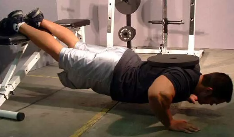 Upside Down Dips Sets: 3 Reps: 10 What Develops: Forearms, biceps, triceps Sa kini nga klase nga push-up, imbis nga parehas nga ipanghatag sa lawas, ang tibuuk nga karga nahulog sa mga bukton. Ingon usab, nagdugang ang pag-agos sa dugo, nga nagpasiugda usab sa aktibo nga pagtubo sa kaunuran. Ibutang ang imong mga tiil sa usa ka lingkuranan, mga kamut sa yuta sama sa mga klasikong pagduso. Ipaubus ang imong kaugalingon, siguruha nga sa labing tudlo nga punto ang imong mga siko nagporma usa ka husto nga anggulo.