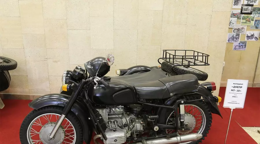 MT-10 In 1976 produceerde de Kiev Motorcycle Plant Dnepr MT-10 motorfietsen van een export beperkte serie voor het Kremlin. De motorfietsen van deze serie waren hun tijd vooruit op veel technische kenmerken. 50 pk motor en speciale banden maakten het mogelijk om een ​​snelheid van 130 km/u te halen. en houd vol vertrouwen, zelfs in de winter op een gladde weg.