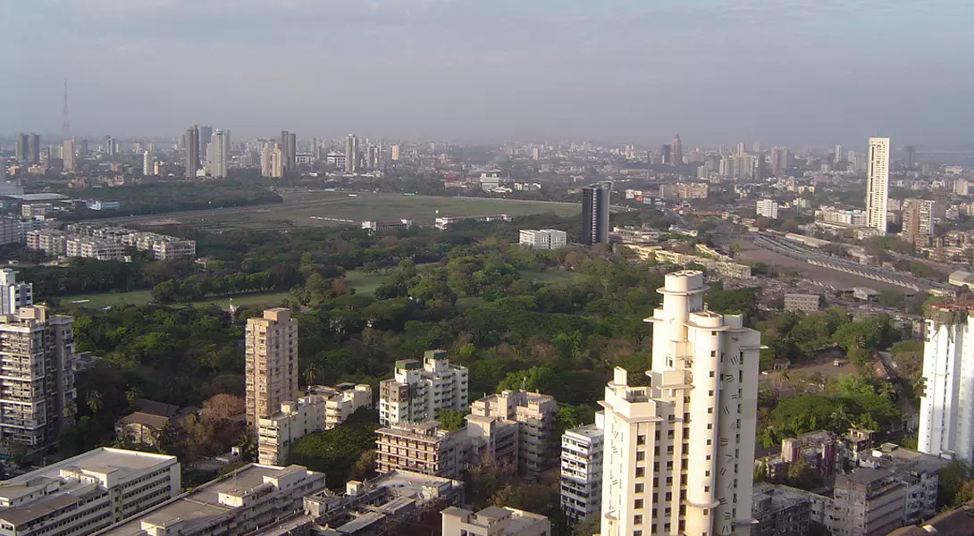 Mumbai India Mumbai ni mji wa nane ulimwenguni kwa idadi ya idadi ya watu: ni nyumba ya watu kama milioni 12.7 - na hii ni kwa mujibu wa takwimu rasmi. Barabara zinahudumiwa na zaidi ya magari binafsi 70,000 kwa siku, na kusababisha sio tu msongamano wa trafiki lakini pia uchafuzi mkubwa wa hewa. Kiwango cha kelele hukosa maelezo kabisa. Pia, hata hivyo, ndivyo ilivyo kwa asilimia ya oksidi ya nitrojeni hewani, ambayo hata husababisha mvua ya asidi.