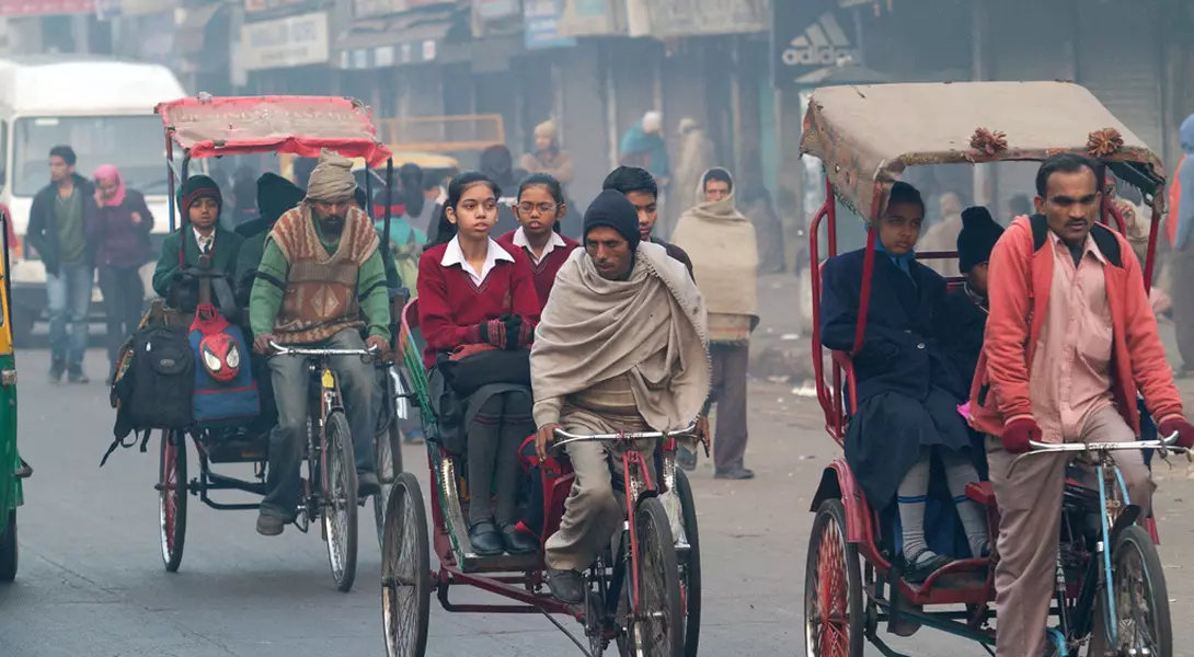 New Delhi India Mayoritas maotna anu dini di New Delhi aya hubunganana sareng polusi udara anu parah. Numutkeun laporan Organisasi Kaséhatan Dunya 2014, New Delhi urutan kahiji diantara sadaya 1600 kota di dunya kalayan tingkat polusi udara 10 kali langkung luhur tibatan maksimum anu diijinkeun.