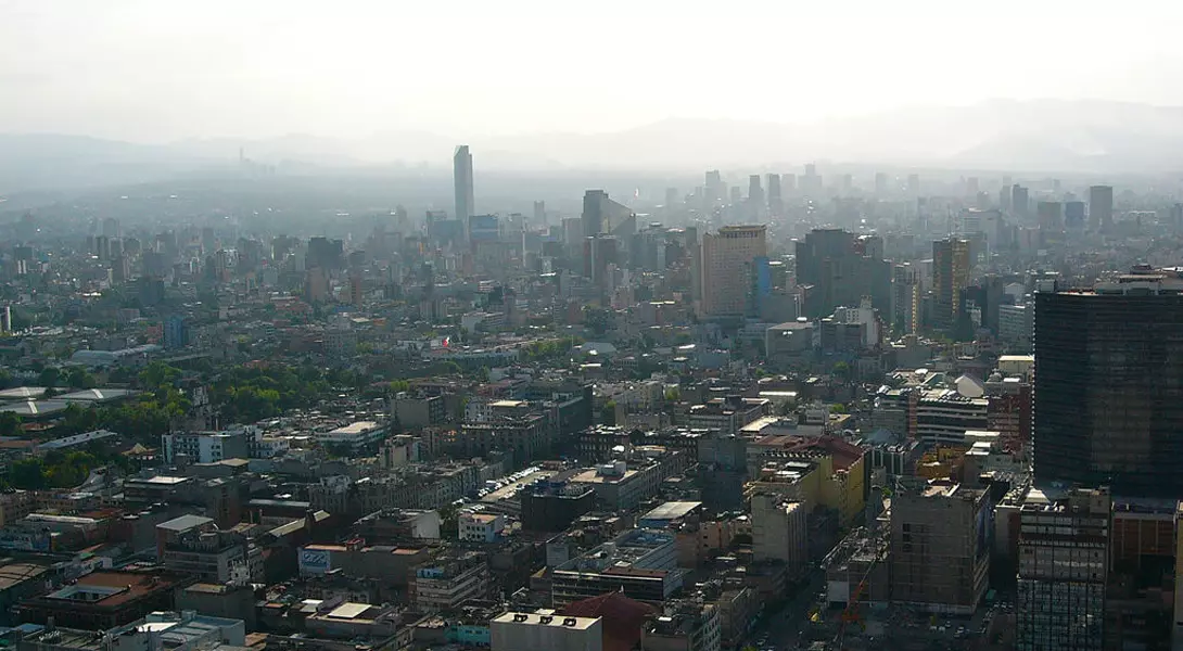 Jiji la Mexico Meksiko Wataalam wanasema kwamba kupumua katika Jiji la Mexico ni kama kuvuta pakiti mbili za sigara kwa siku. Sasa hali ya jiji imeboreshwa kidogo, lakini nyuma katika miaka ya 90, UN ilitangaza kwamba hewa hapa inaweza kuua ndege wakiruka.