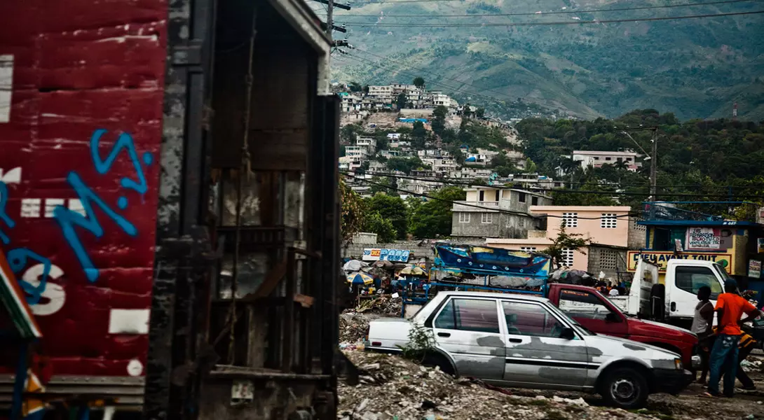 Port-au-Prince Haiti Dahil sa hindi maaasahang mga grid ng kuryente, ginusto ng mga residente ng Port-au-Prince na gumamit ng mga generator ng diesel bilang isang mabubuhay na kahalili. Bilang karagdagan, aktibo silang gumagamit ng karbon at, sa pangkalahatan, anumang bagay na nasusunog para sa pagluluto. Ang mga kadahilanang ito, kasama ang ugali ng pagsunog ng basura at sapat na kasikipan ng trapiko, ay ginagawang hindi pinaka-kaaya-ayang lungsod na titirahan ang Port-au-Prince.