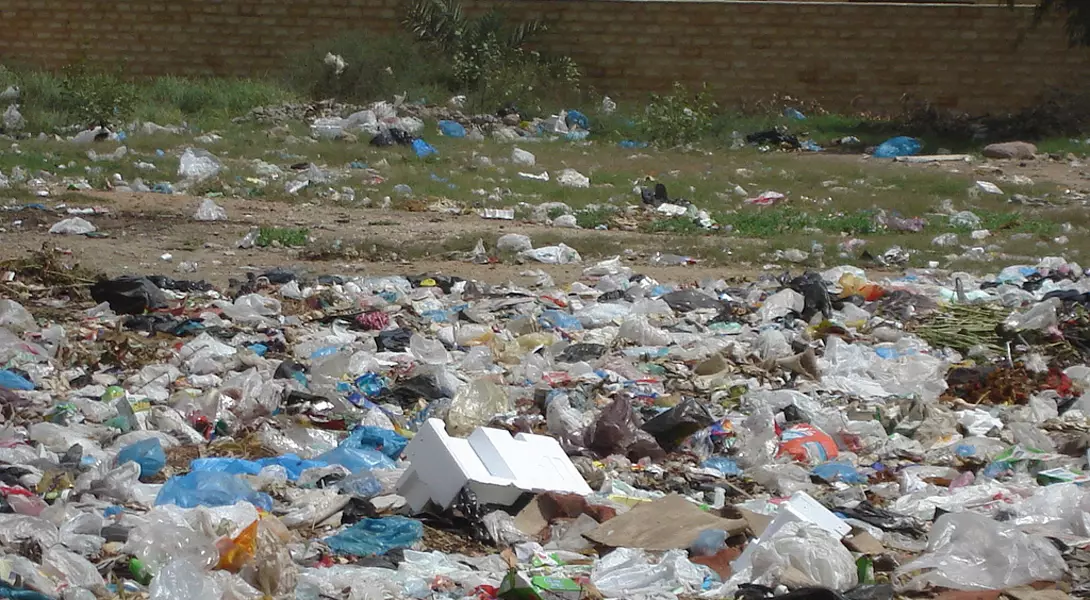 Karachi Pakistan Populasi Karachi Pakistan nyaéta 22 juta. Komo tanpa pabrik industri, janten seueur jalma anu ngan saukur ngalelepkeun alam sekitarna dina limbah nyalira. Tékstil runtah, plastik sareng produk kulit ngambang dina cai limbah pepelakan kimia. 8.000 ton limbah padet dialungkeun di Laut Arab unggal dinten.