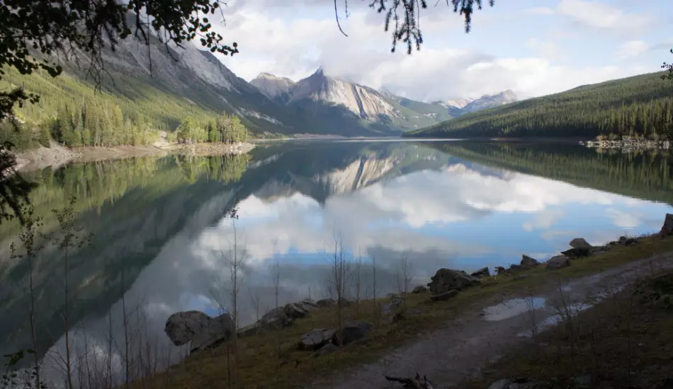 Lake Medicine, Canadá Un parque nacional da provincia canadense de Alberta ten vistas a un lago tan misterioso que moi probablemente non o atopes, porque cada inverno a auga simplemente desaparece. Pero non se trata en absoluto de evaporación. Lake Medicine é máis como un baño xigante, de 6 quilómetros de longo e 30 metros de profundidade, que se enche no verán cando os glaciares que se derriten nas montañas caen no río Maligne. O río ten varios funís peculiares - só un deles está situado no lago Medicina - que desvían os fluxos do río cara a un sistema de covas subterráneas e despois o río sae de novo á superficie no canón de Maligne. A pesar dos enormes volumes de auga dos glaciares, todo o proceso de absorción leva só unhas semanas. O misterio da Lagoa Medicina só se desvelou nos anos setenta.