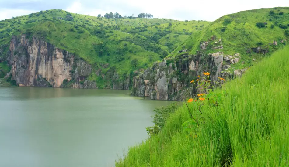 Lago Nyos, Camerún En 1986, este lago de cráter en Camerún causou un dos desastres naturais máis inusuales, literalmente estoupando. Unha enorme masa de auga subiu ata os 100 metros, o que provocou un tsunami que cubriu a costa do lago, despois do cal unha nube de dióxido de carbono cubriu toda a zona, cobrando 1.746 vidas humanas en só tres días. Hoxe en día é bastante seguro estar preto deste lago; despois do desastre, os científicos desenvolveron un sistema que elimina o dióxido de carbono do fondo.