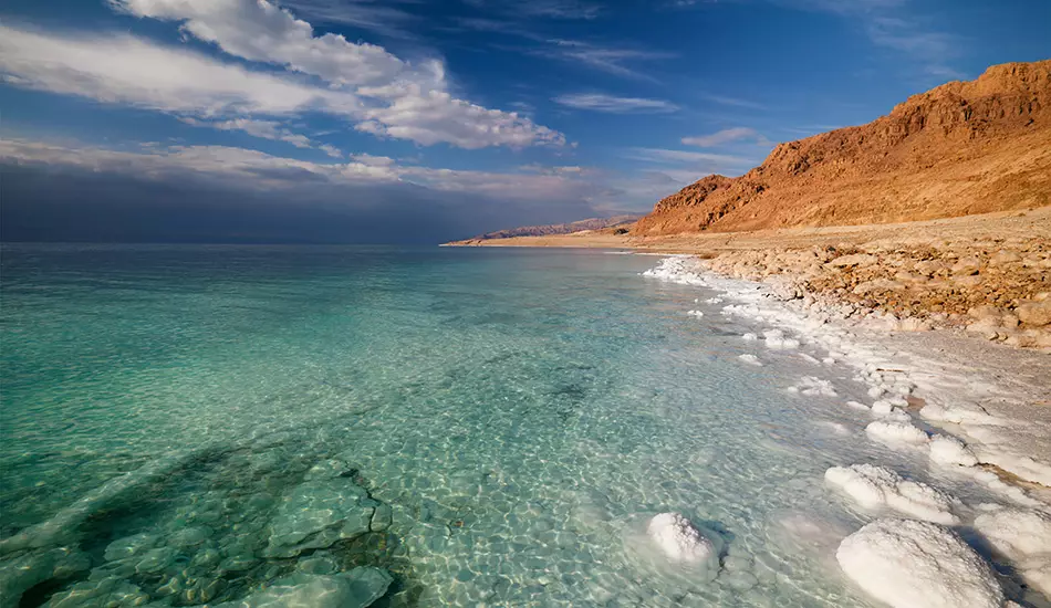 Itsaso Hila, Israel / Jordan Itsaso hau planetako beste edozein itsas baino 10 aldiz gaziagoa da -% 35 versus% 3,5. Gatz kontzentrazio horri esker, beti geratzen zara azalean, eta larruazalak eta artikulazioek sendatze efektu bikaina izaten dute. Itsaso Hildako uraren maila 427 metro azpitik dago eta urtean metro 1 inguru erritmoan jaisten da - hau planetako lekurik baxuena da.