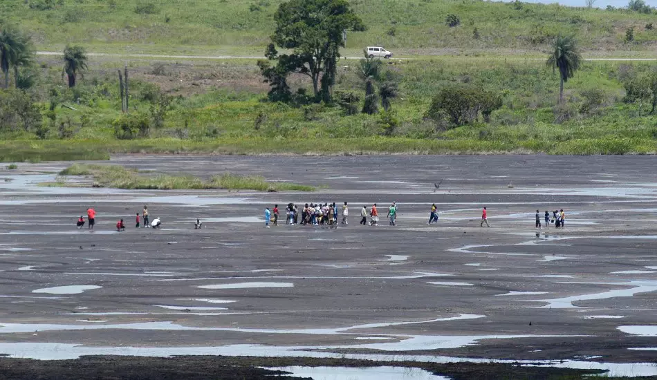 Pitch Lake, Trinidad Algunos lagos son muy viscosos, pero ciertamente no más que eso. Compuesto por aproximadamente 10 millones de toneladas de asfalto líquido y un área de 100 acres, Pitch Lake cerca de La Brea, Trinidad es el depósito de asfalto natural más grande del planeta. Esta mezcla viscosa de agua, gas natural, betún y minerales ha sido la principal fuente de asfalto del mundo desde 1595.