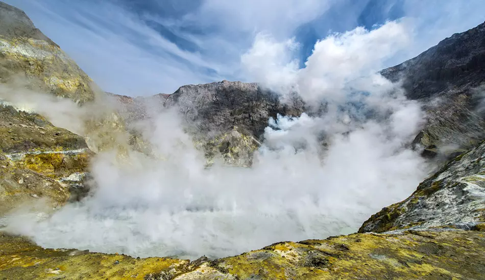 Lago Boiling, República Dominicana En el centro de este lago de 70 metros, el agua está constantemente en estado de ebullición, lo que complica mucho la correcta medición de su temperatura, pero oscila entre los 82 y los 92 grados. Los científicos creen que este pozo cubierto de vapor es en realidad una fumarola (una grieta y un agujero en el cráter y en la base del volcán que sirve como fuente de gases calientes), o algo así como un respiradero que conduce directamente al magma volcánico.