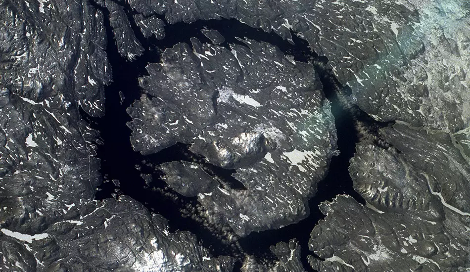 Manicouagan, Canadá Se non podes decidir o que queres visitar, un río ou un lago, vai ao lago Manicouagan, na provincia canadense de Quebec. Este único lago en forma de anel apareceu hai uns 200 millóns de anos cando un asteroide xigante de 5 quilómetros de diámetro caeu á Terra. O resultado da súa caída foi este lago en forma de anel ou, como tamén se di, un río concéntrico.