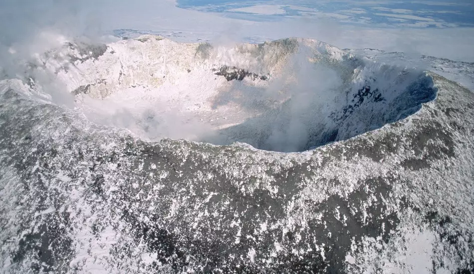 Erebus, Antártida Admirar este lago ya no será una tarea fácil, ya que la temperatura ambiente puede alcanzar los -60 grados. Dentro de este uno de los cinco lagos de lava del planeta, la temperatura ronda los 1700 grados. Erebus se distingue de los otros cuatro análogos solo por su ubicación en el continente, que, francamente, no se caracteriza por temperaturas demasiado altas. En general, Erebus es el segundo volcán más grande de la Antártida, que ha estado en constante erupción desde 1972.