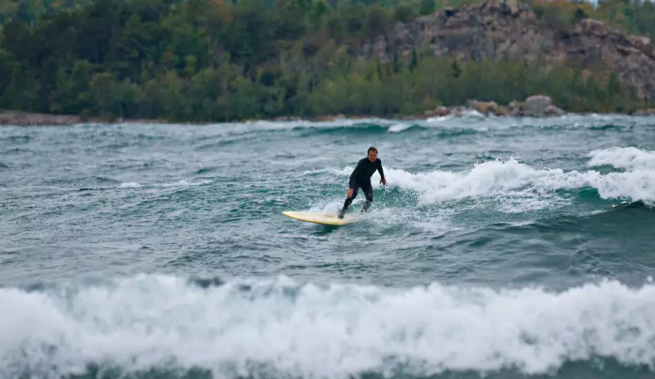 Lago Superior, Estados Unidos Os lagos ás veces poden ser tan maxestuosos coma os océanos. Tomemos, por exemplo, os Grandes Lagos dos Estados Unidos e Canadá, cuxas ondas xigantes son un paraíso para os surfistas de varios estados á vez. Canto máis ao norte está o lago, máis altas alcanzan as ondas. No lago superior, os fortes ventos poden elevar ata ondas de 10 metros, con todo, a altura media das ondas no extremo norte dos Grandes Lagos é duns 1-2 metros.