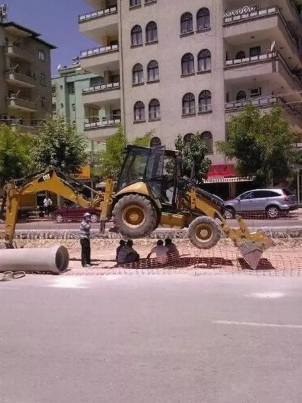 सावली ही व्यक्तीला आनंदी करते. सावली आणि ट्रॅक्टर.